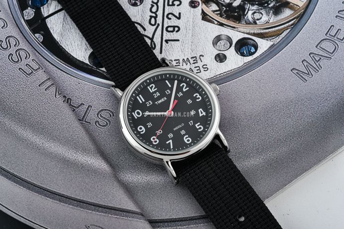 Timex Weekender Slip-Thru T2N647 Indiglo Black Dial Black Nylon Strap | JAMTANGAN.COM